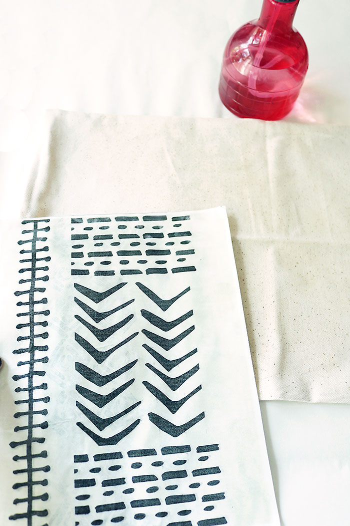 DIY Mud Cloth Pillow Using Freezer Paper - Darling Darleen | A ...