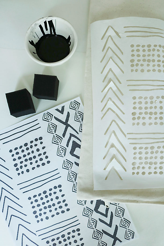 DIY Mud Cloth Pillow Using Freezer Paper - Darling Darleen | A ...